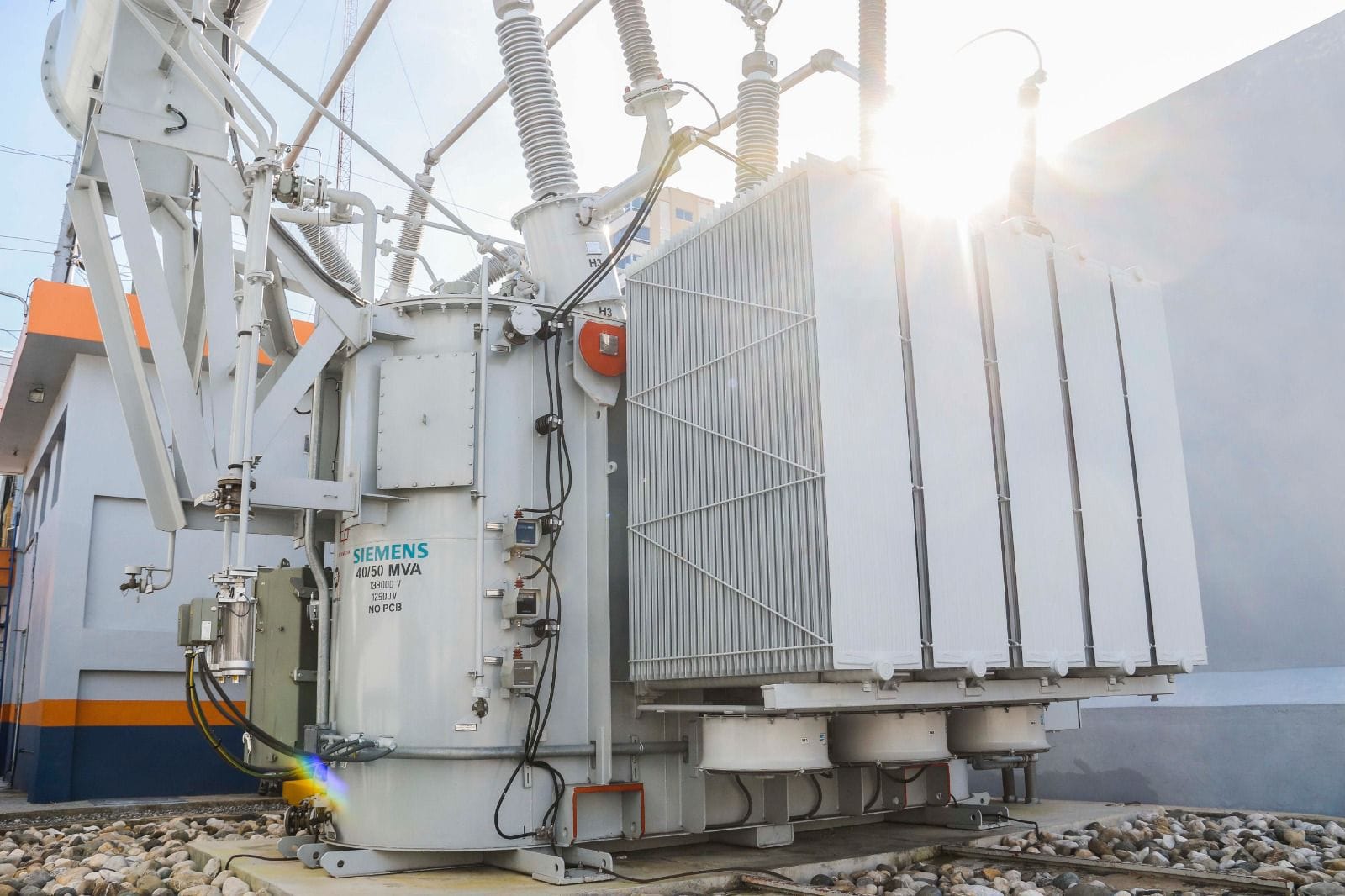 Edesur tumba circuitos para instalar un transformador - Fotuto